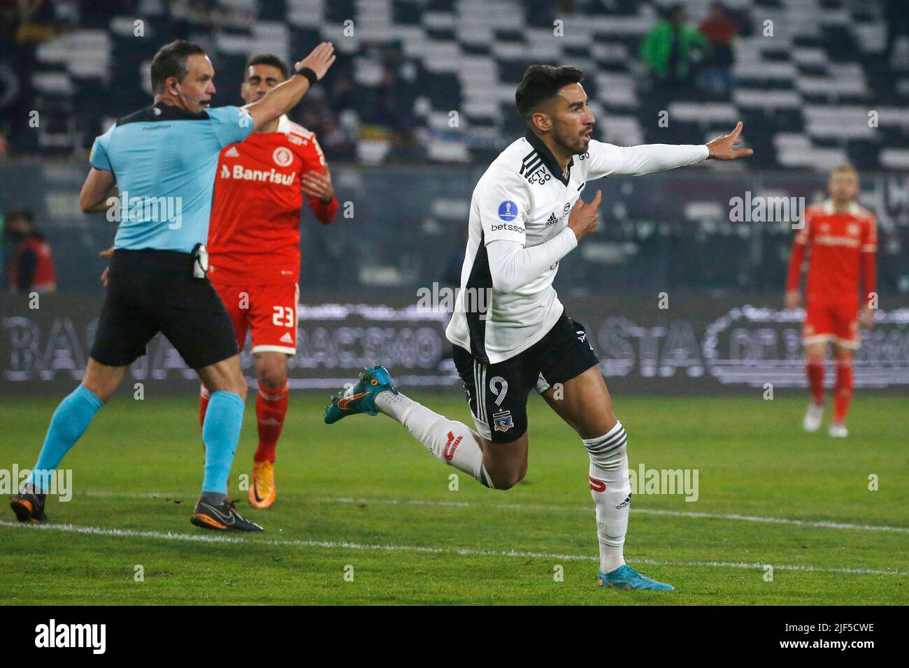 Juan Mart’n Lucero do Colo-Colo (CHI), comemora o seu gol durante a partida entre Colo-Colo e ...