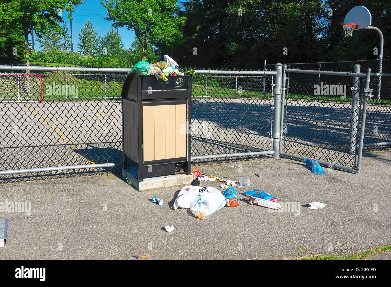Trash can horizontal hi-res stock photography and images - Alamy