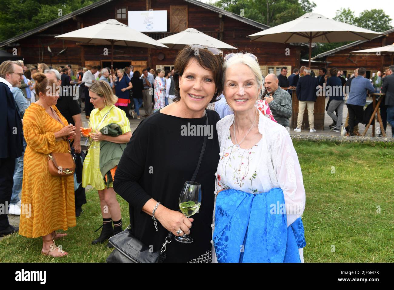 Munich, Germany. 29th June, 2022. Actresses Janina Hartwig (l) and ...