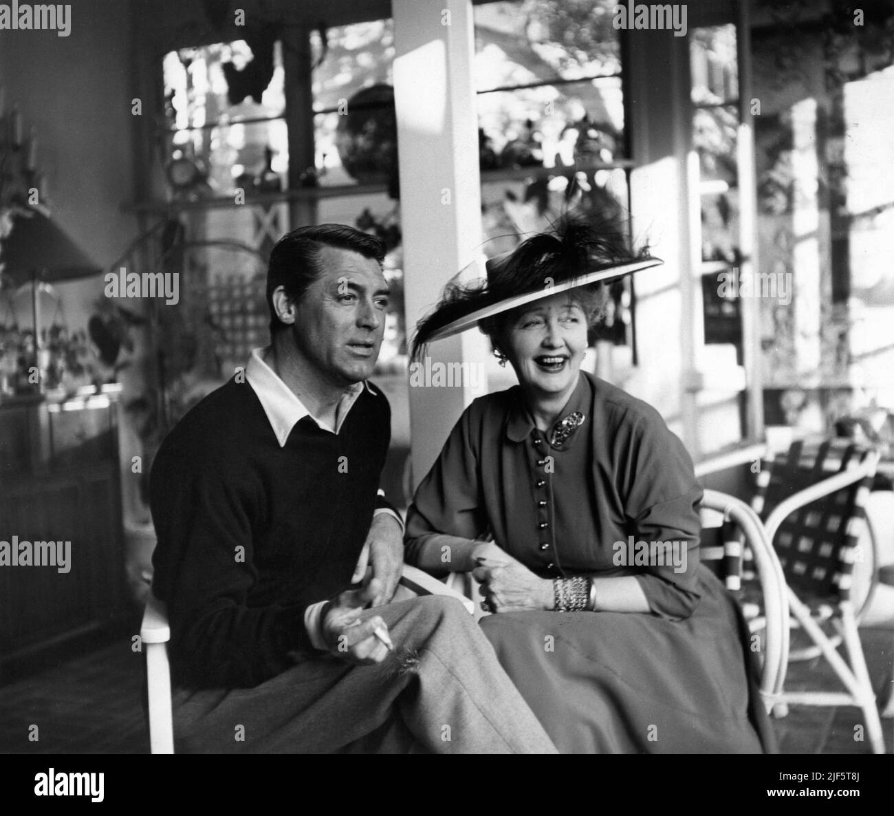 Hedda hopper 1940s hi-res stock photography and images - Alamy