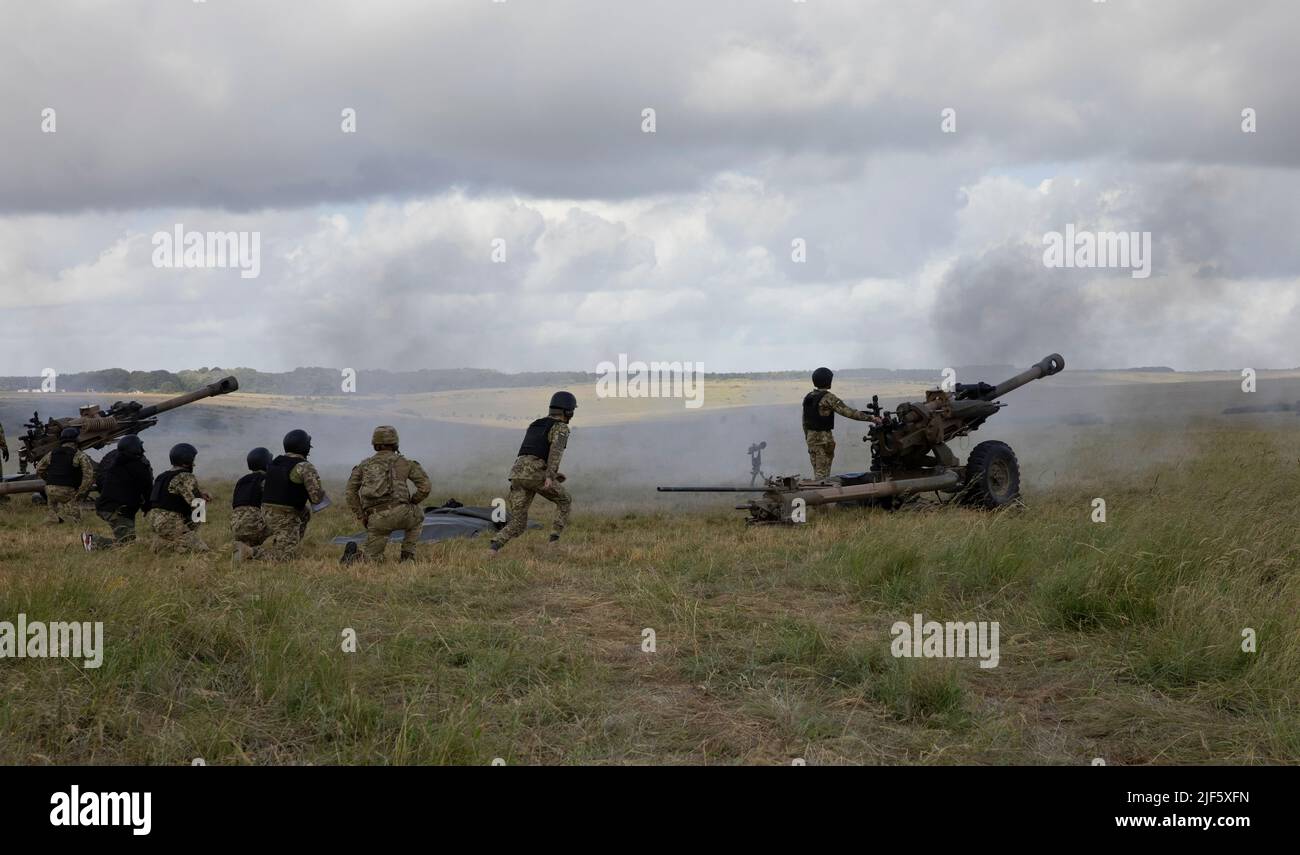 British Army personnel teach members of the Ukrainian armed forces are ...