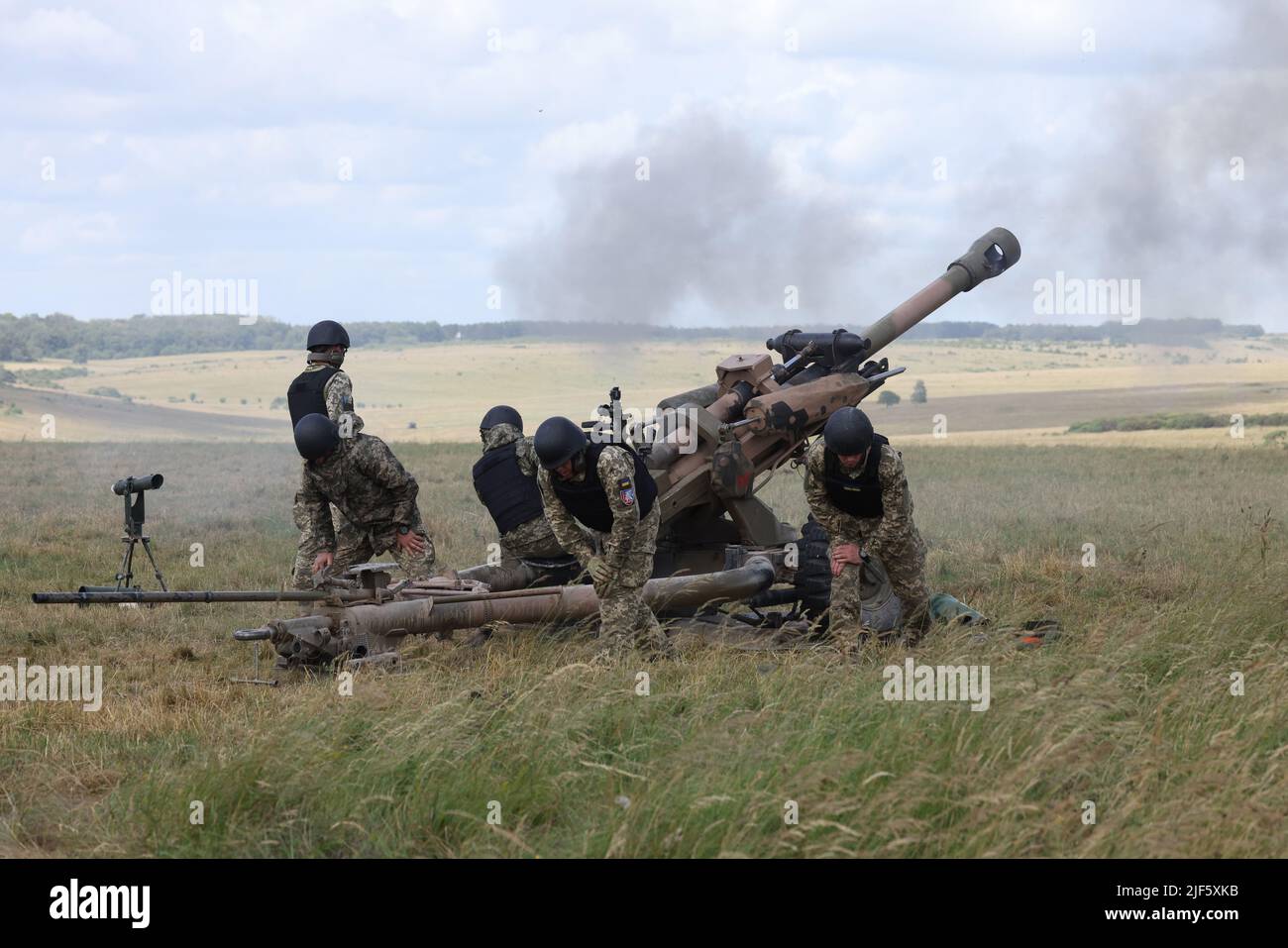 British Army personnel teach members of the Ukrainian armed forces are ...