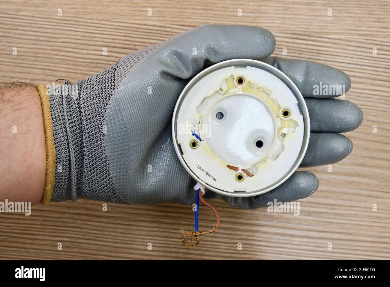 Burnt ceiling light bulb holder with broken plastic, problem with ...