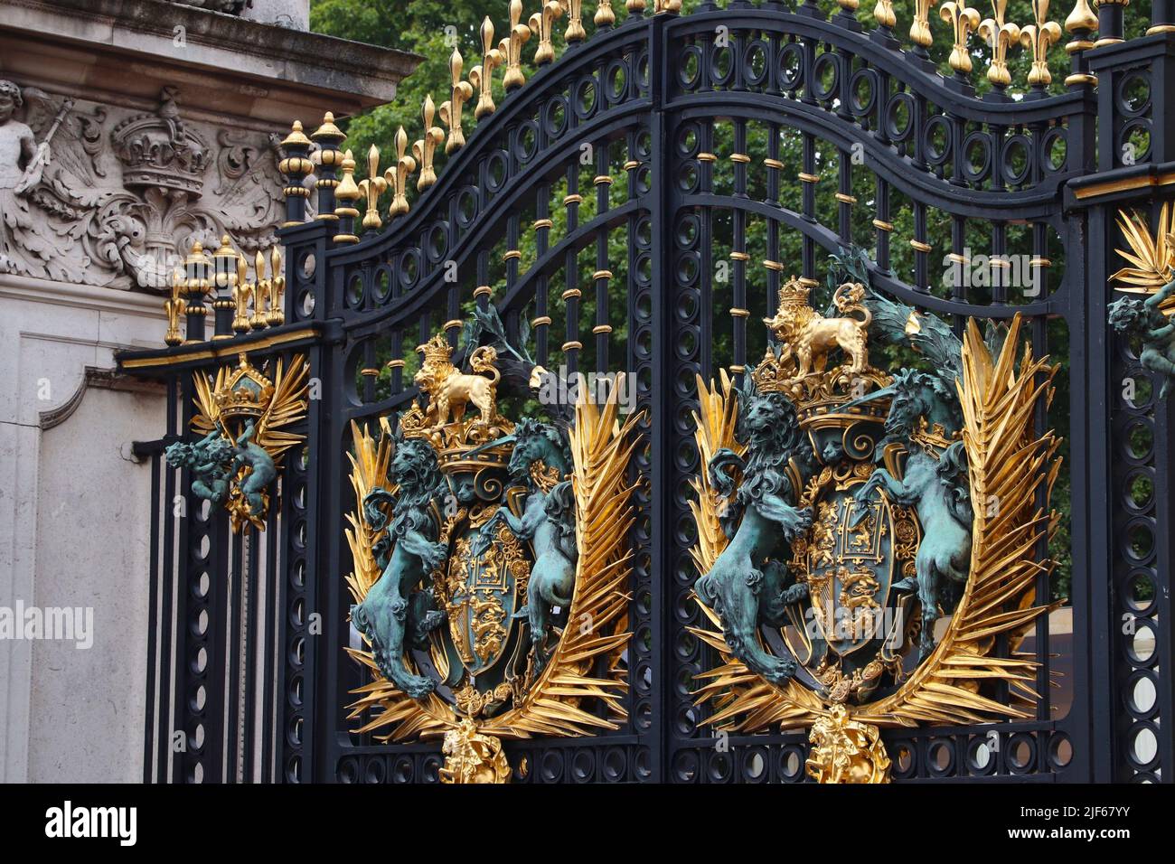 Buckingham Palace gate in London, UK. British landmarks Stock Photo - Alamy