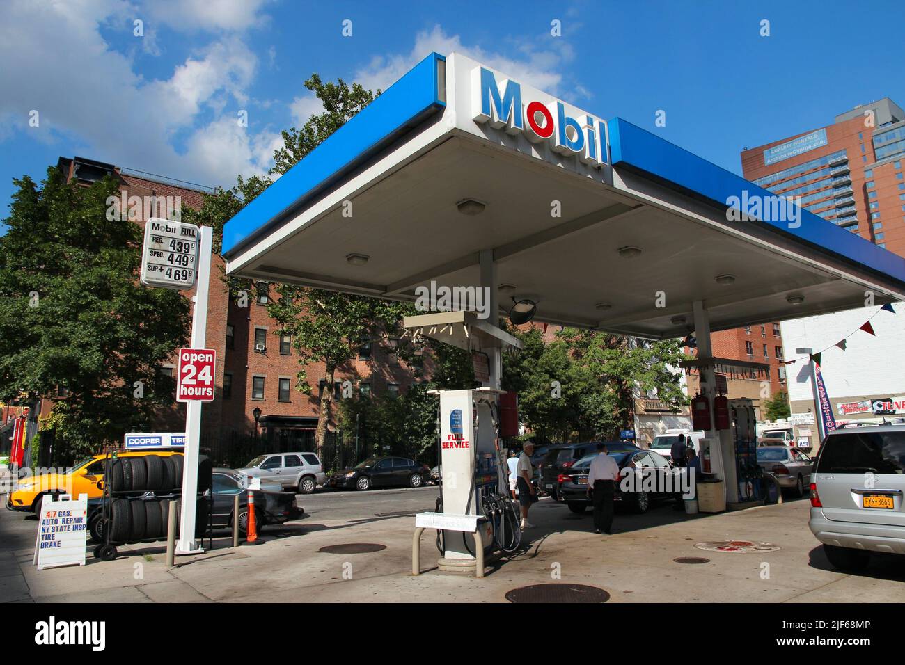 Mobil gas station hi-res stock photography and images - Alamy