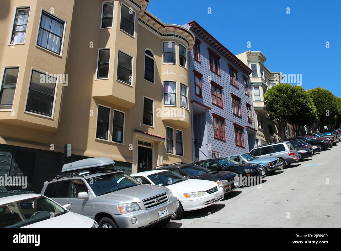 SAN FRANCISCO, USA - APRIL 9, 2014: Cars parked in the steep streets of ...