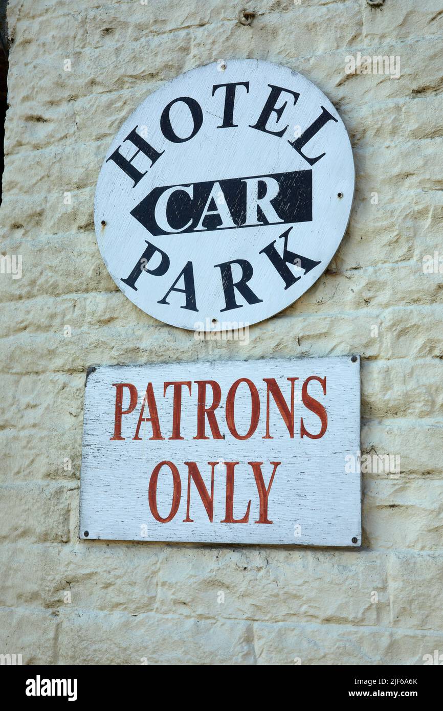 Hotel car park sign. Moffat Stock Photo - Alamy