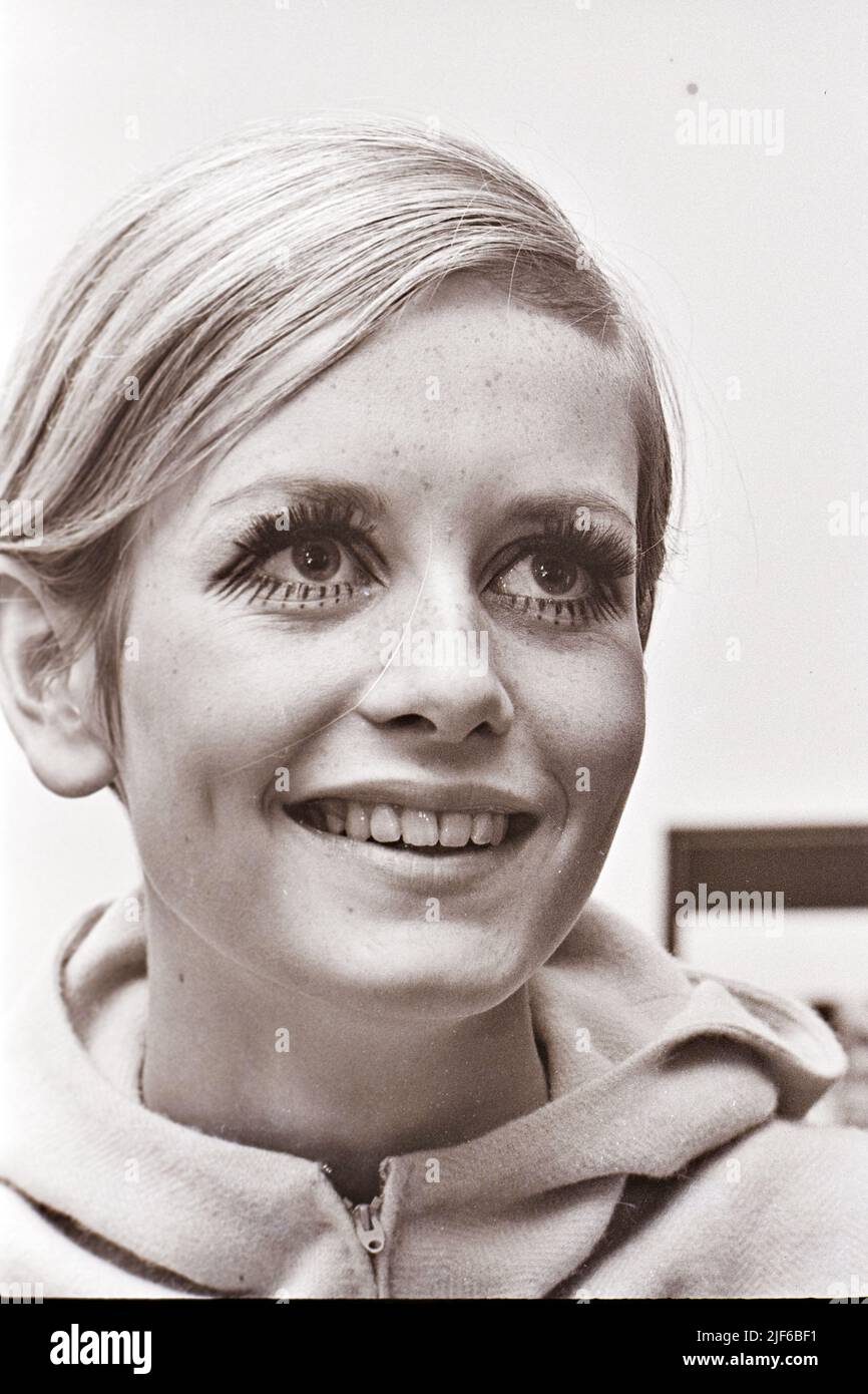 Twiggy 1967 hi-res stock photography and images - Alamy