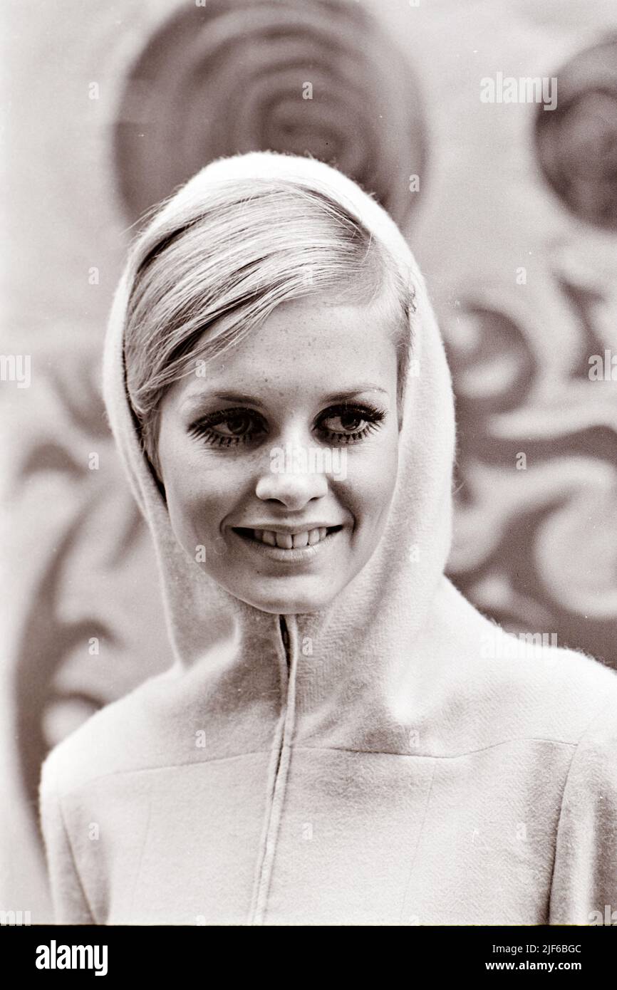 Twiggy 1967 hi-res stock photography and images - Alamy