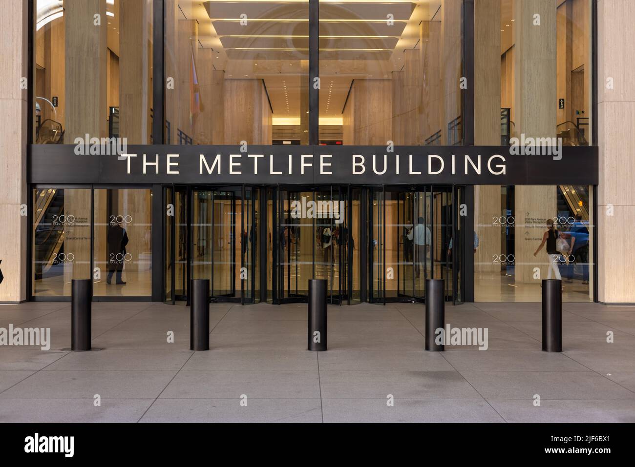 The front entrance of the MetLife Building in Midtown Manhattan Stock ...