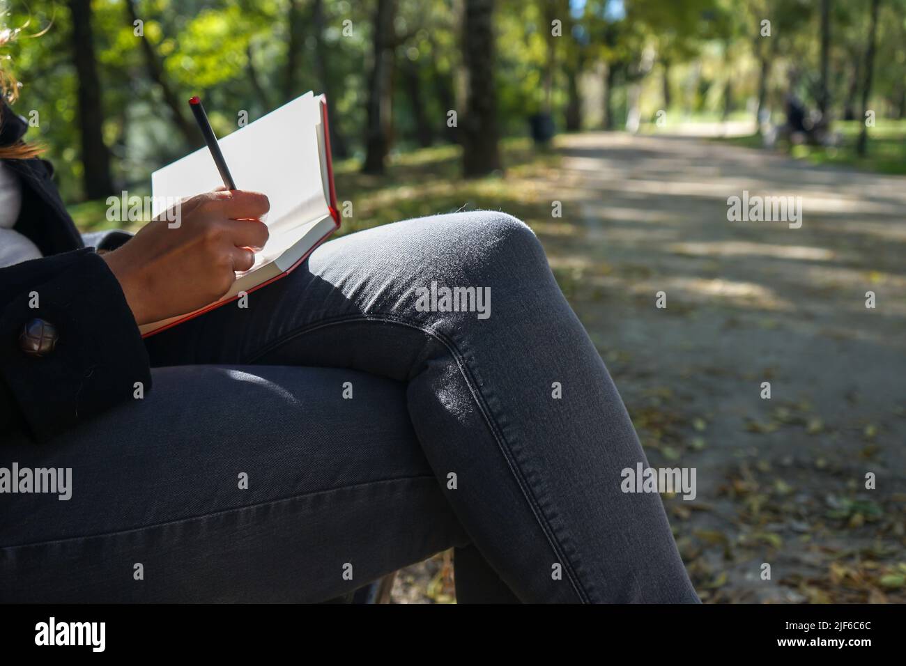 Woman sketching outside hi-res stock photography and images - Alamy