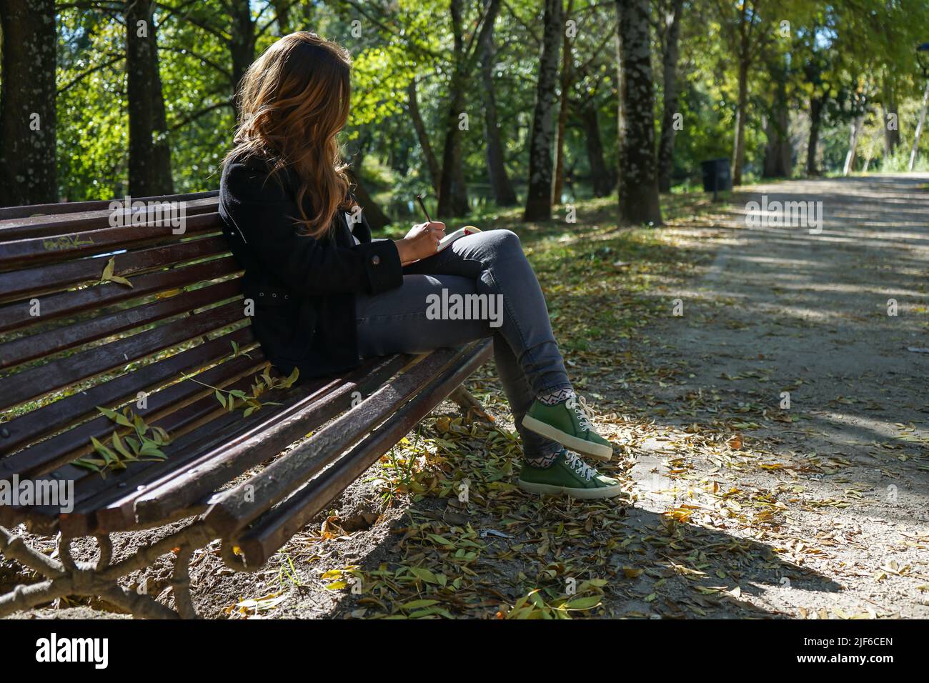 Woman sketching outside hi-res stock photography and images - Alamy