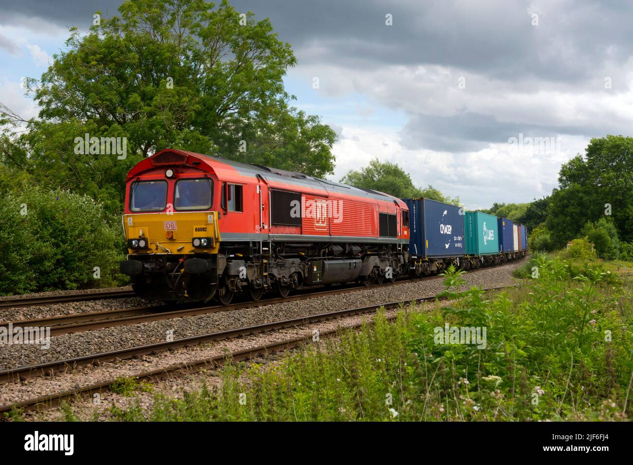 DB class 66 diesel locomotive No. 66082 pulling a freightliner train ...