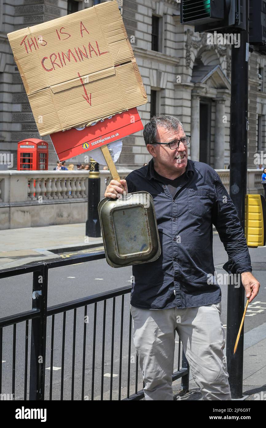 London, UK. 29th June, 2022. Anti government, pro-EU protesters ...