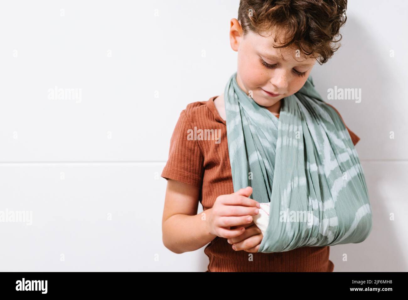 Broken arm sling hi-res stock photography and images - Alamy