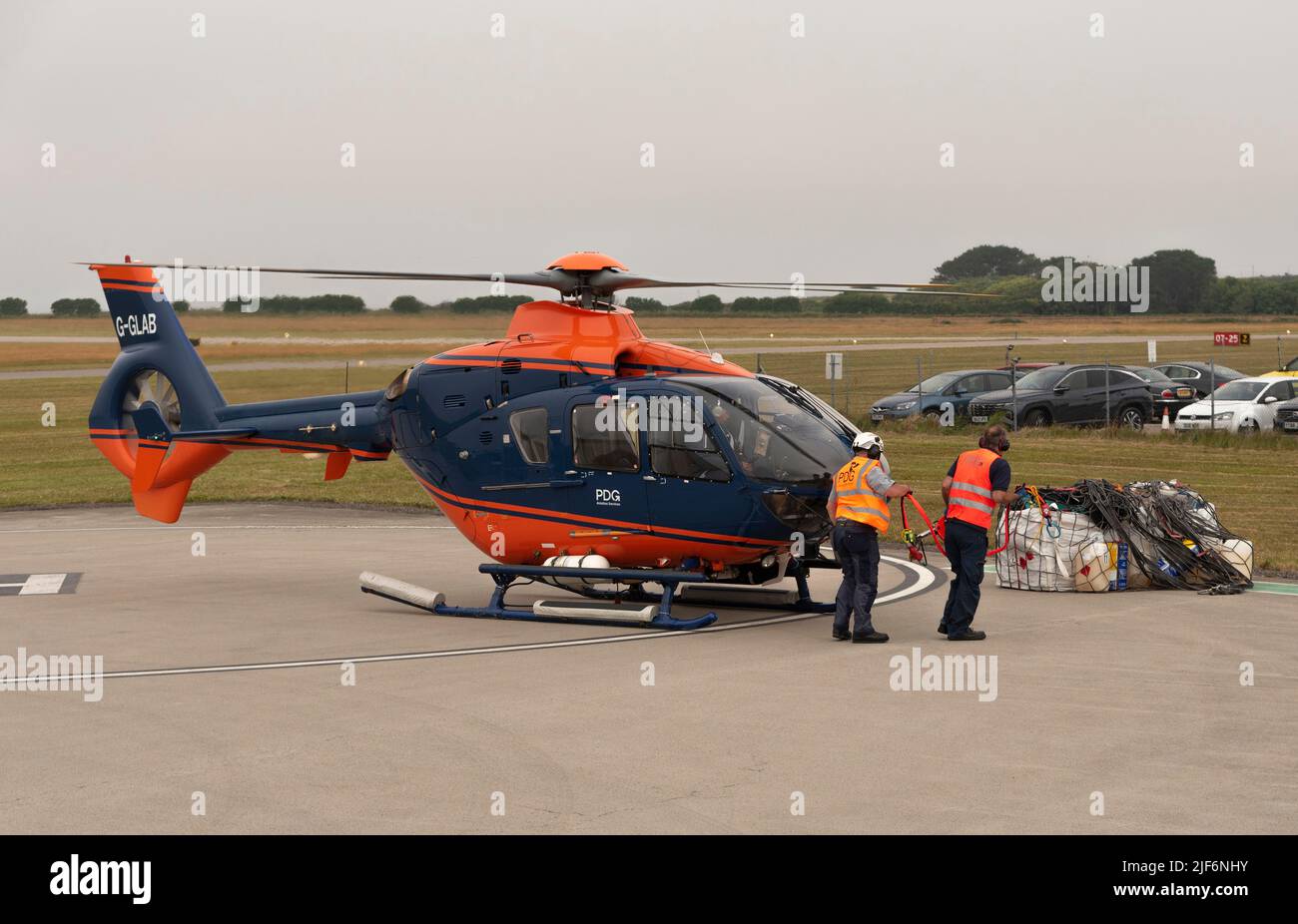 Cornwall, England, UK.2022. Airlift helicopter ground crew attaching ...