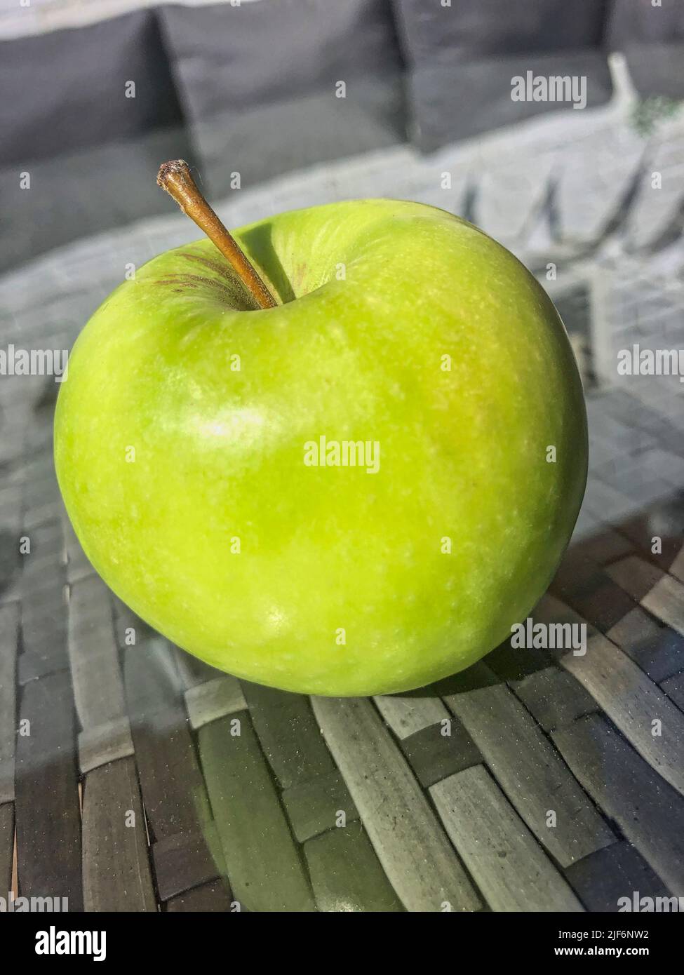 Golden apple image hi-res stock photography and images - Alamy
