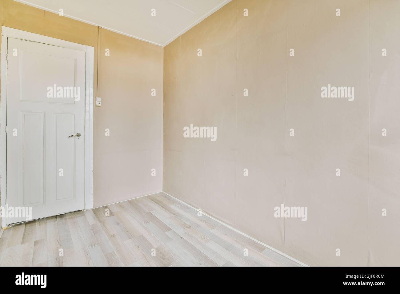 Plain empty room wooden floor hi-res stock photography and images - Alamy