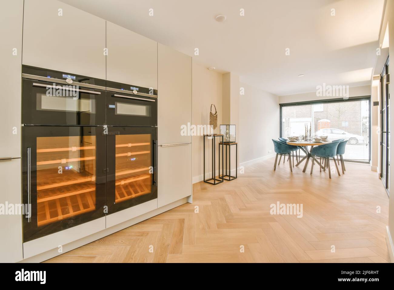 Built in ovens and wine cabinets with humidity control in spacious ...