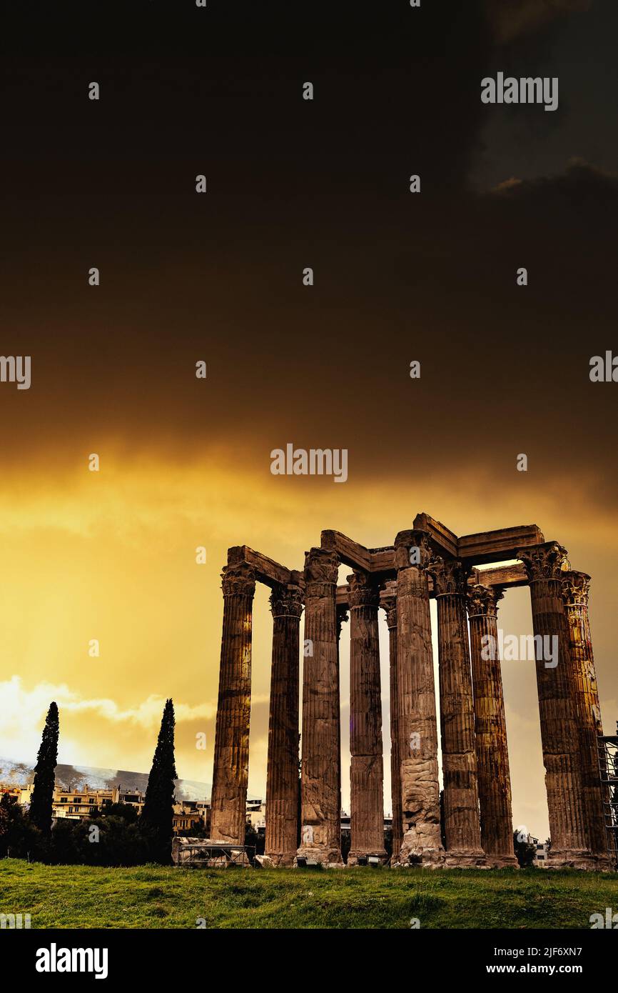 ChatGPT a dit : Explore Athens and discover its iconic monuments, from ...