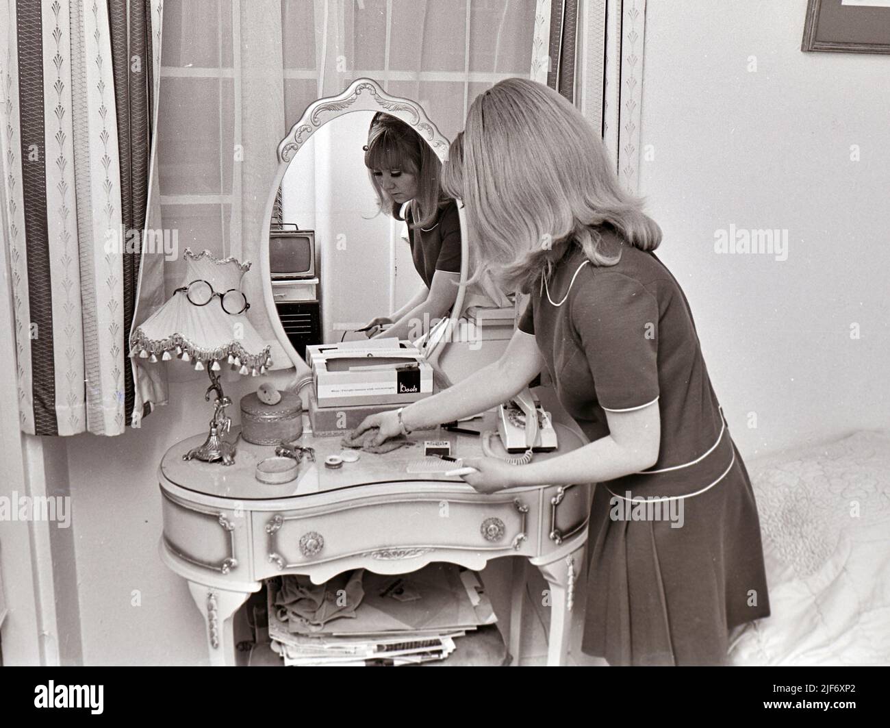 LULU Scottish pop singer at her home in Townshend Court, St John's Wood ...
