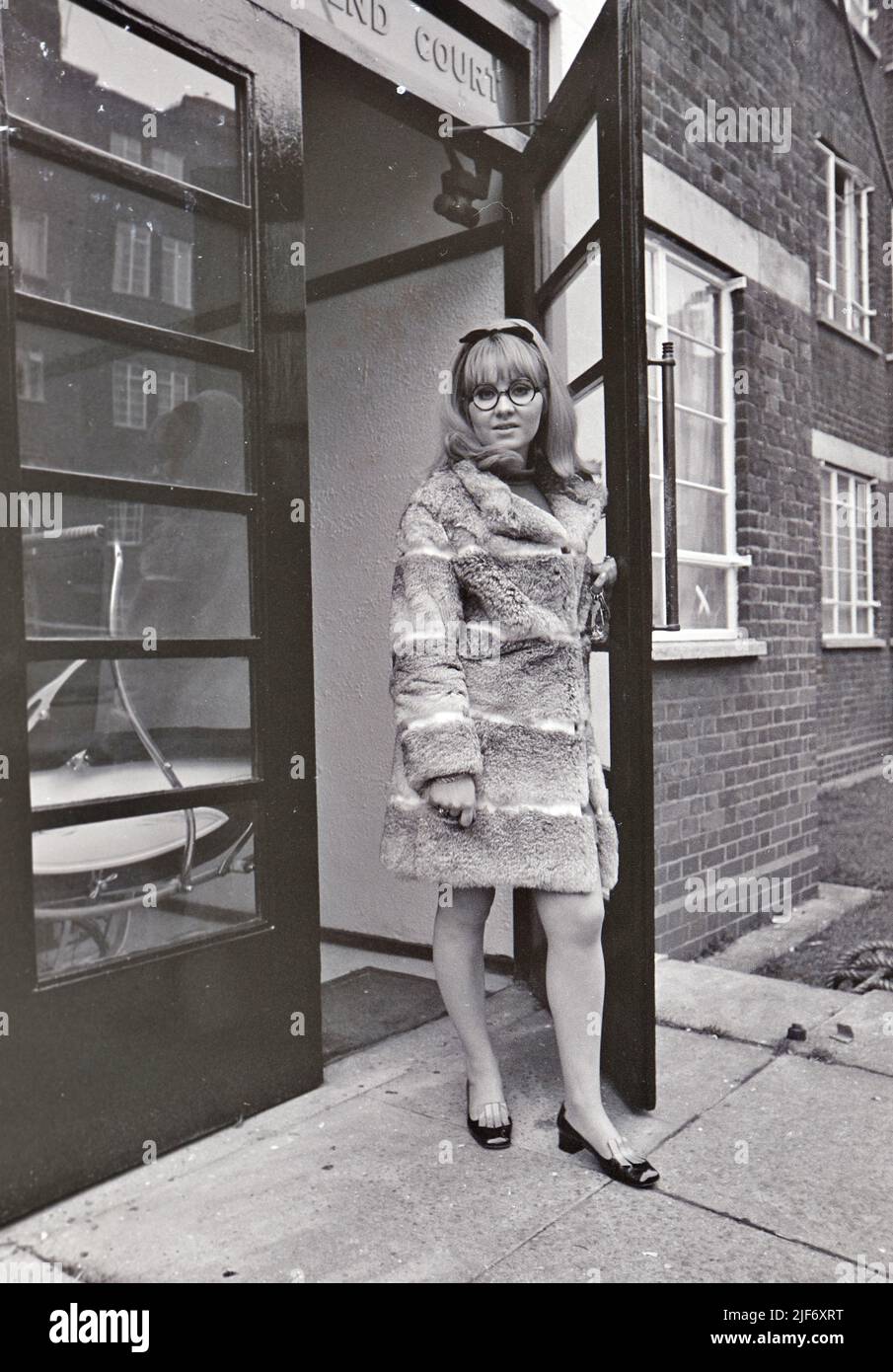 LULU Scottish pop singer at her home in Townshend Court, St John's Wood ...