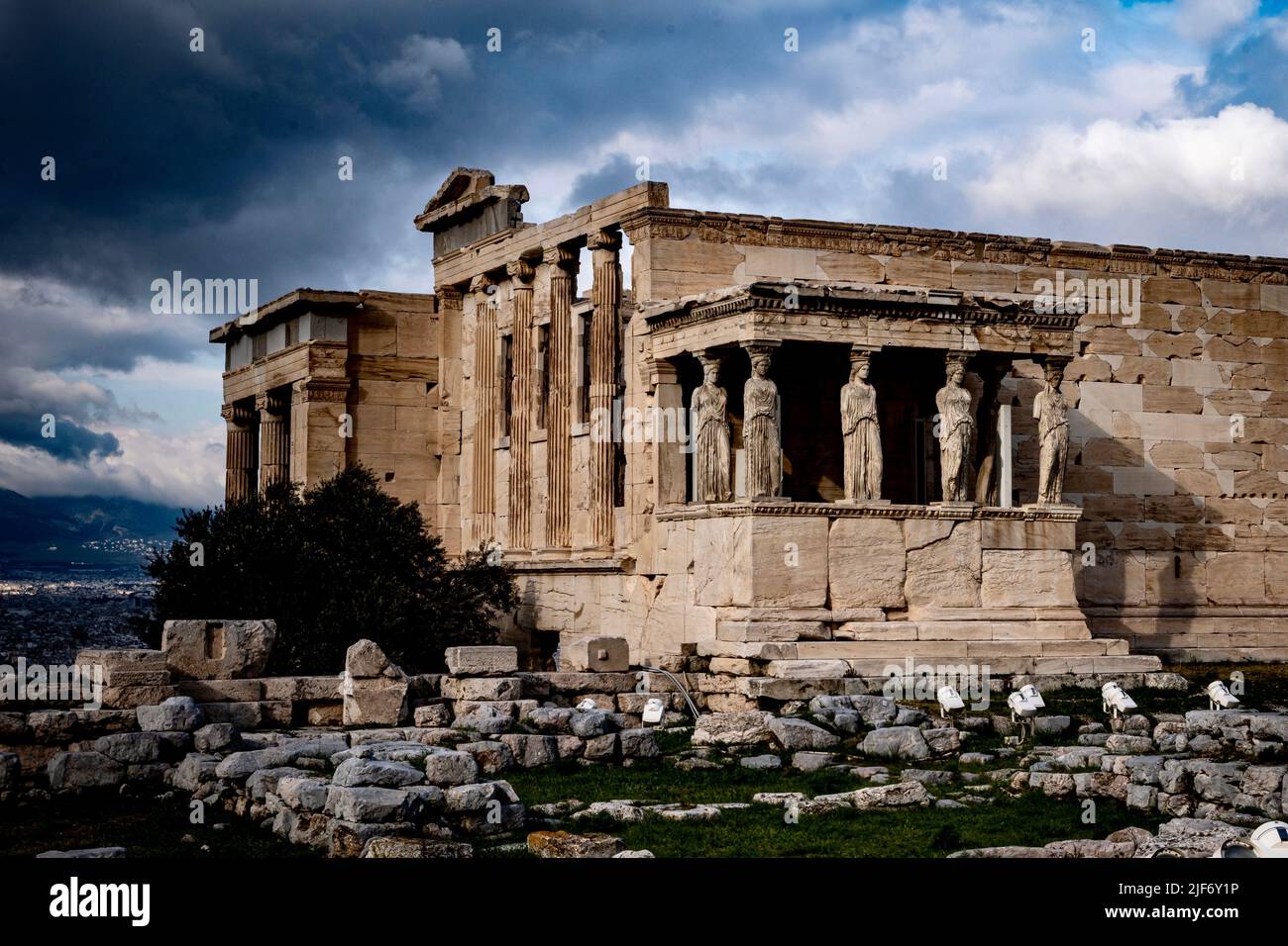 ChatGPT a dit : Explore Athens and discover its iconic monuments, from ...