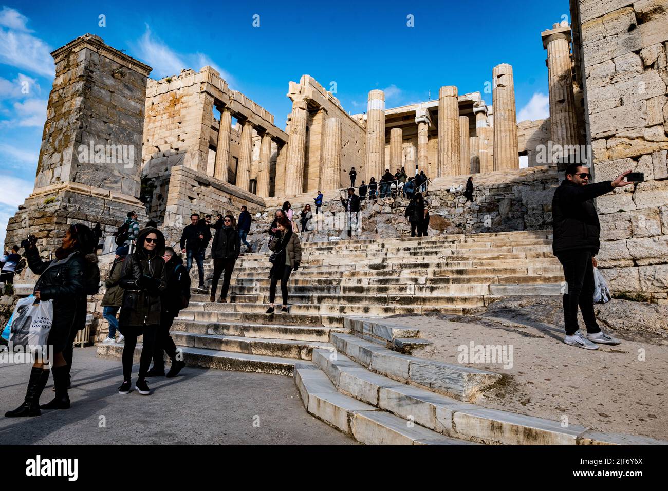 ChatGPT a dit : Explore Athens and discover its iconic monuments, from ...