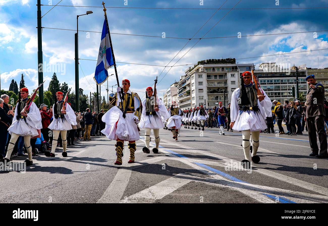ChatGPT a dit : Explore Athens and discover its iconic monuments, from ...