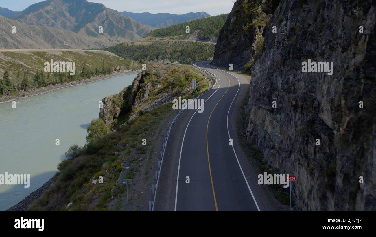 Traffic cars on Chuya road between mountains and Katun river in Altai ...