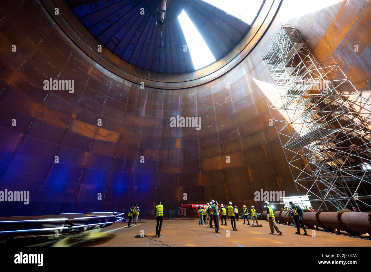 Berlin, Germany. 30th June, 2022. Media representatives stand in a heat ...