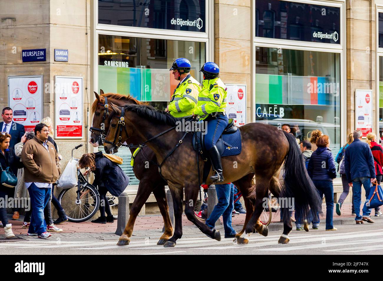 Cop on horse hi-res stock photography and images - Alamy