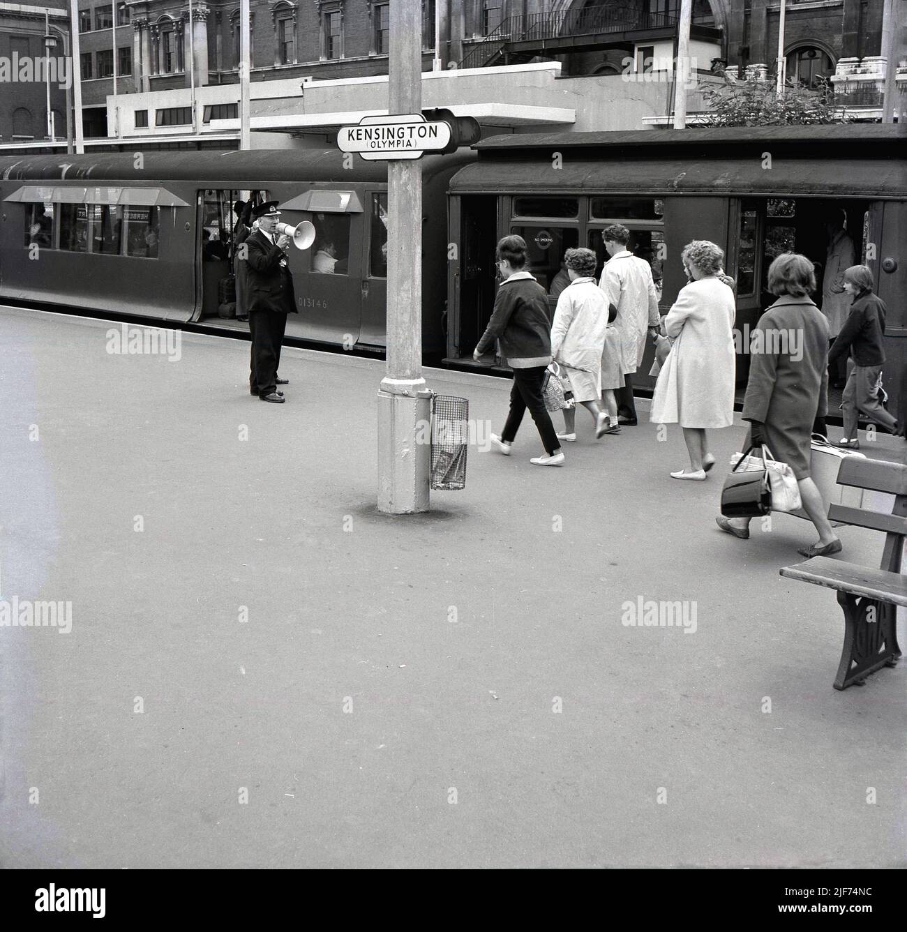 1960s, historical, rail passengers walking to board the District line ...