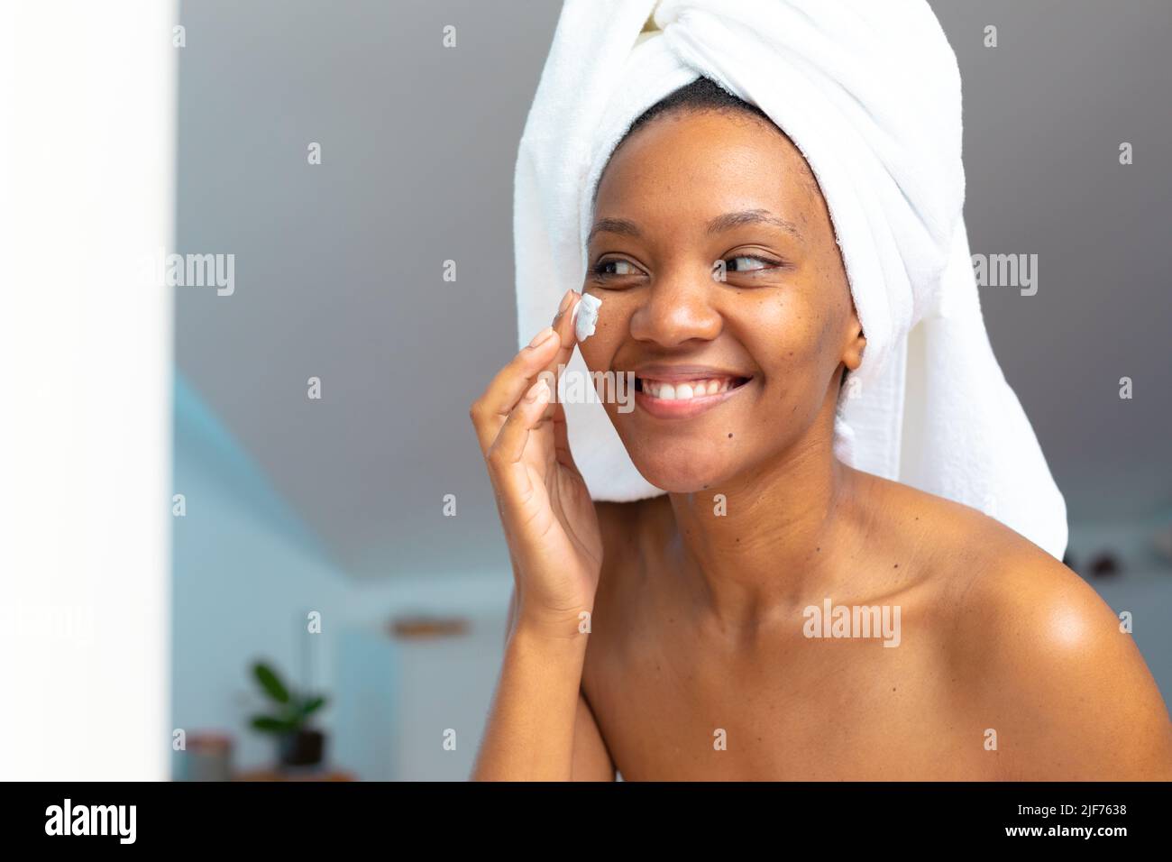 Facial therapy woman young cream hi-res stock photography and images ... Facial therapy woman young cream hi-res stock photography and images ...