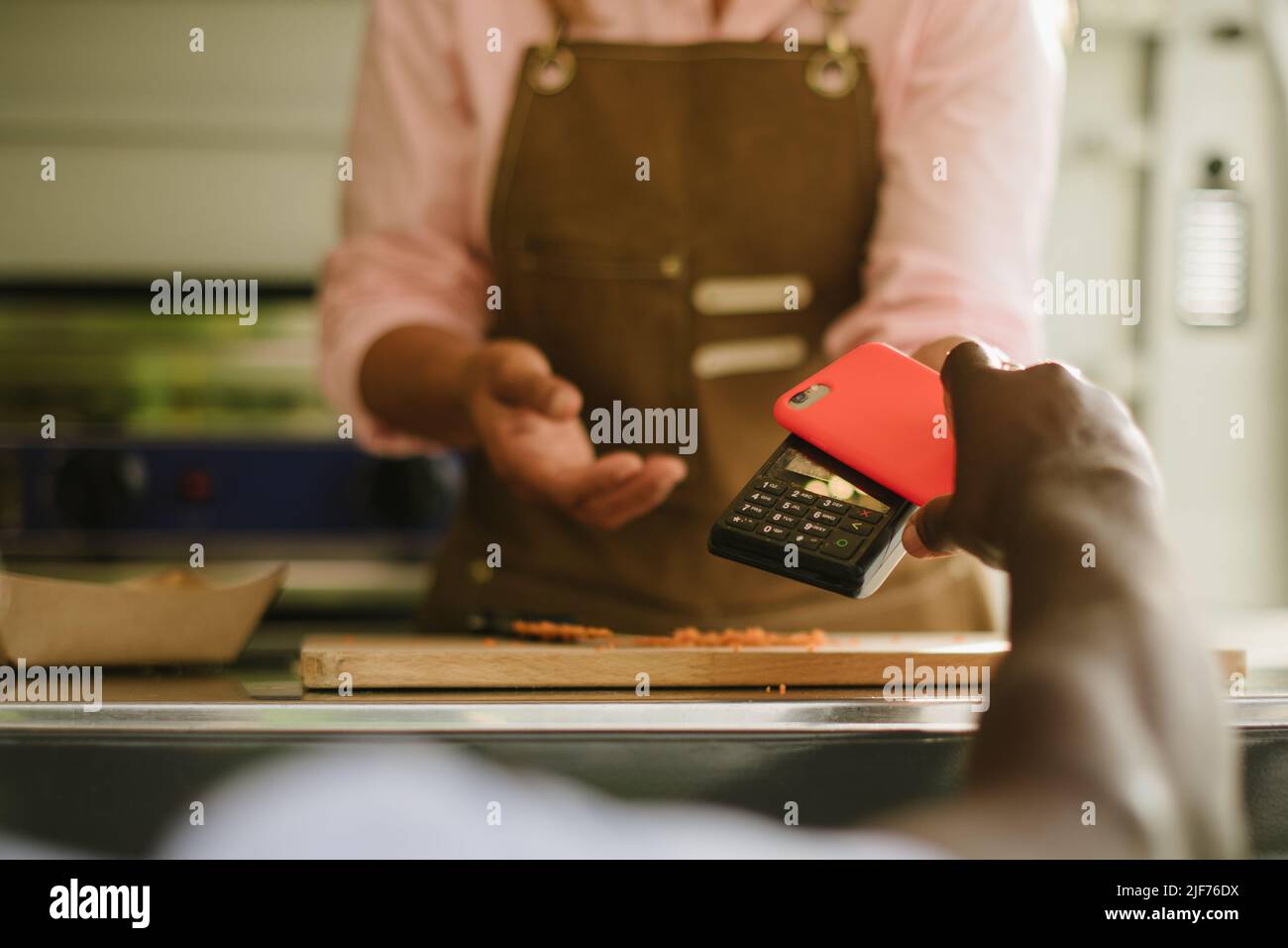 Client paying food order hi-res stock photography and images - Alamy