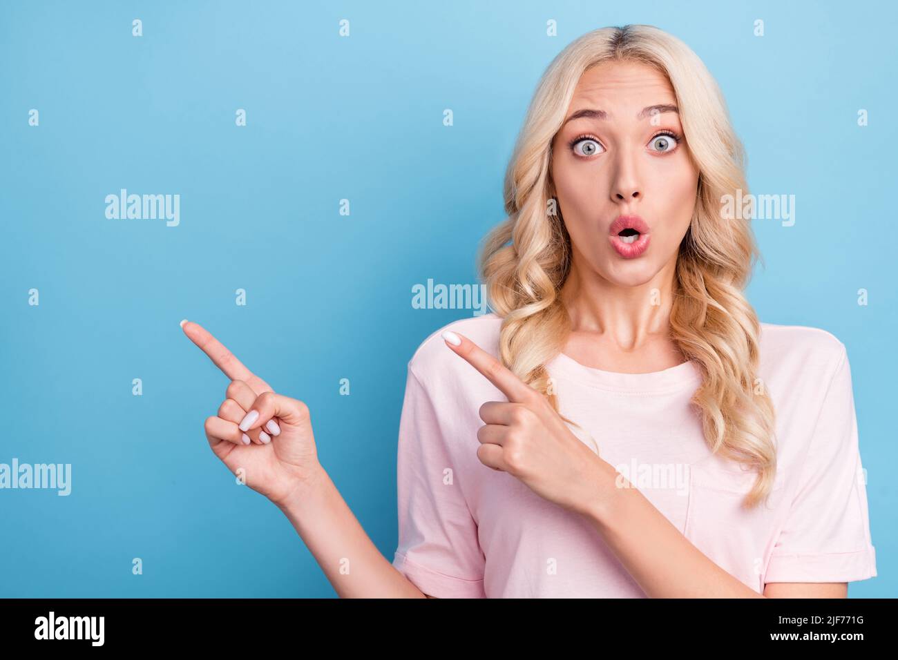 Photo portrait woman shocked surprised pointing fingers copyspace ...