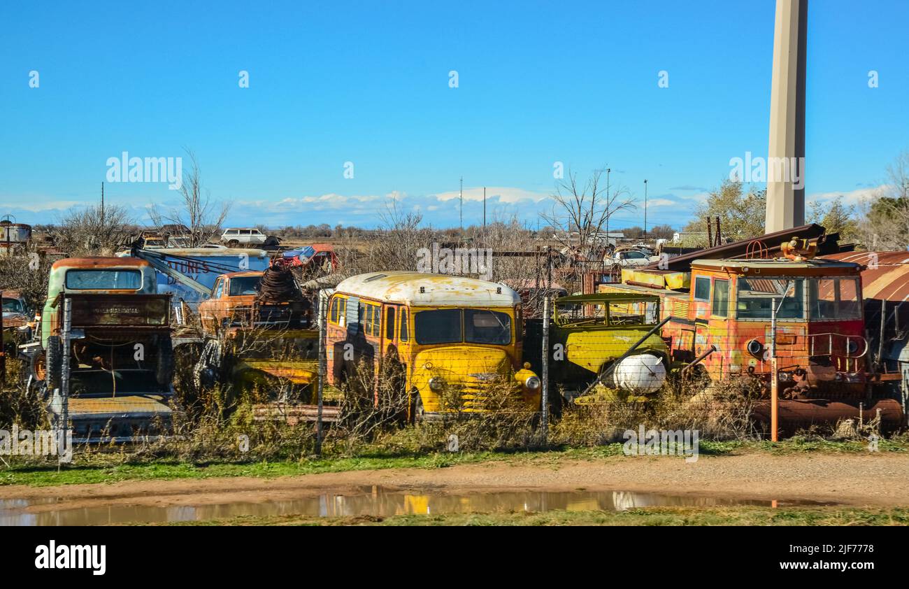 Junkyard fence hi-res stock photography and images - Alamy
