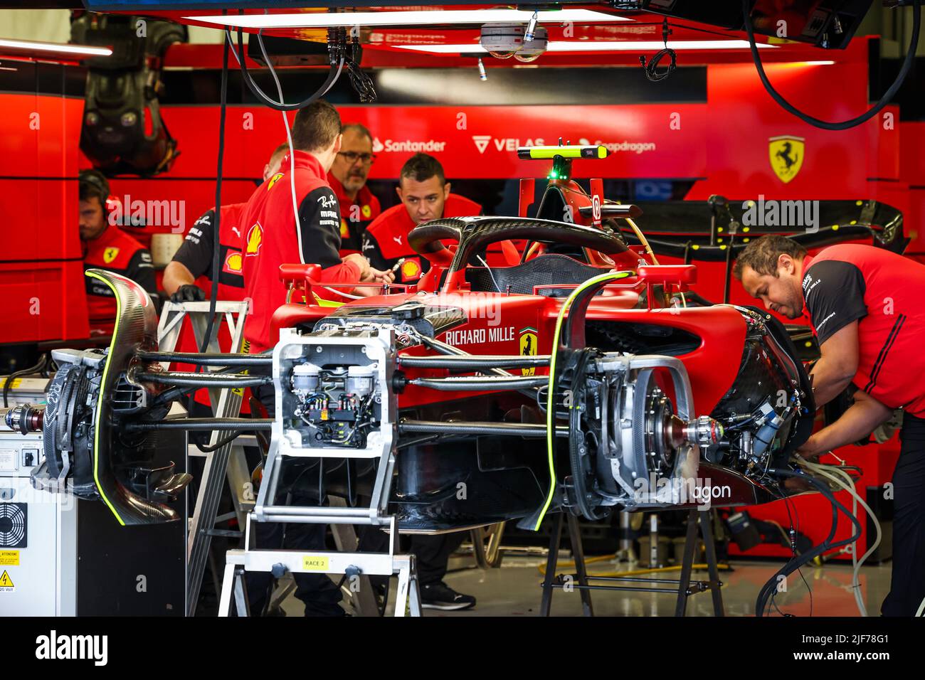 Scuderia Ferrari, ambiance mechanics working on the car during the Formula 1 Lenovo British ...