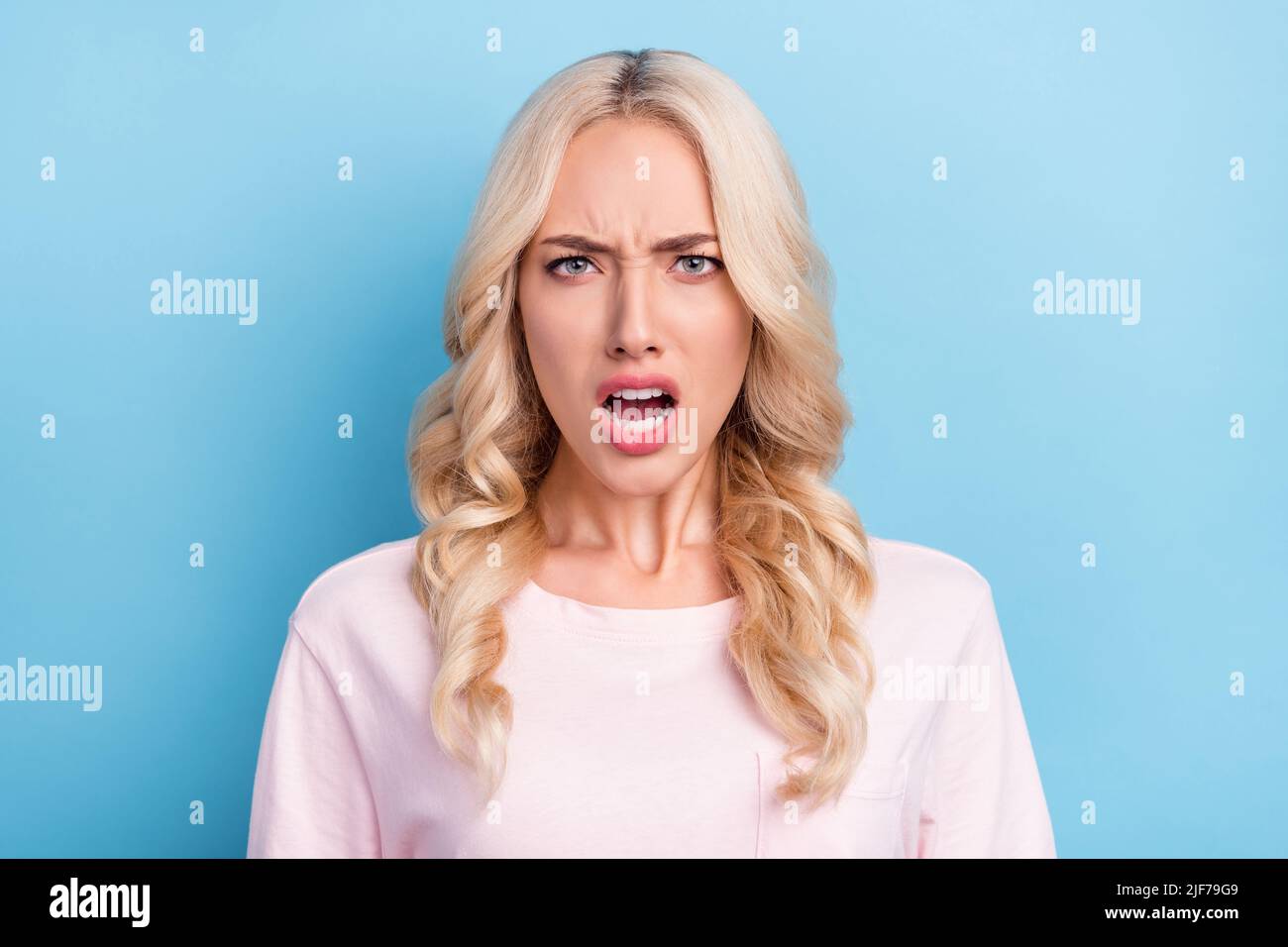 Photo portrait angry woman shouting arguing got bad mood isolated ...