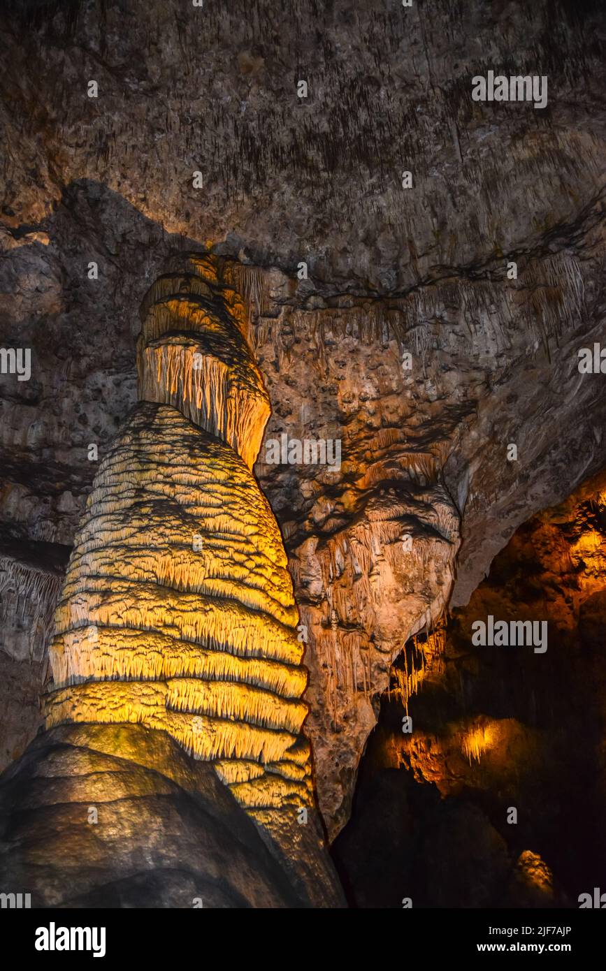 Calcite inlets, stalactites and stalagmites in large underground halls ...