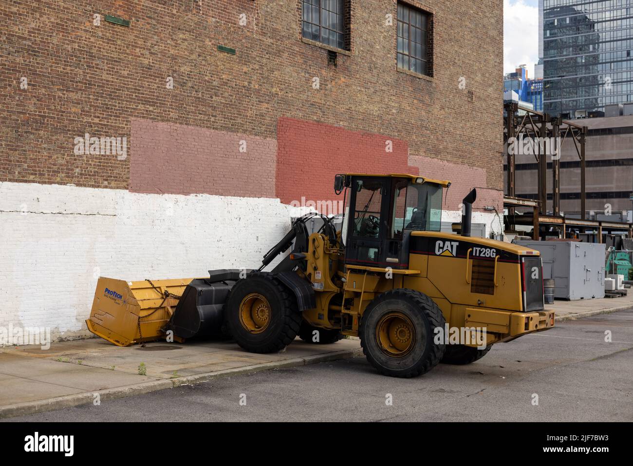 A caterpillar IT28G Integrated Tool carrier by a building Stock Photo ...
