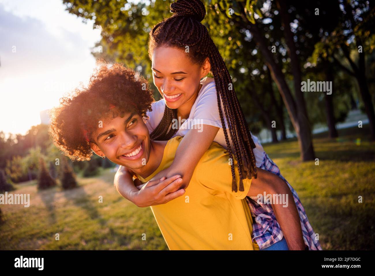 Photo Portrait Young Couple Walking Together On Summer Streets