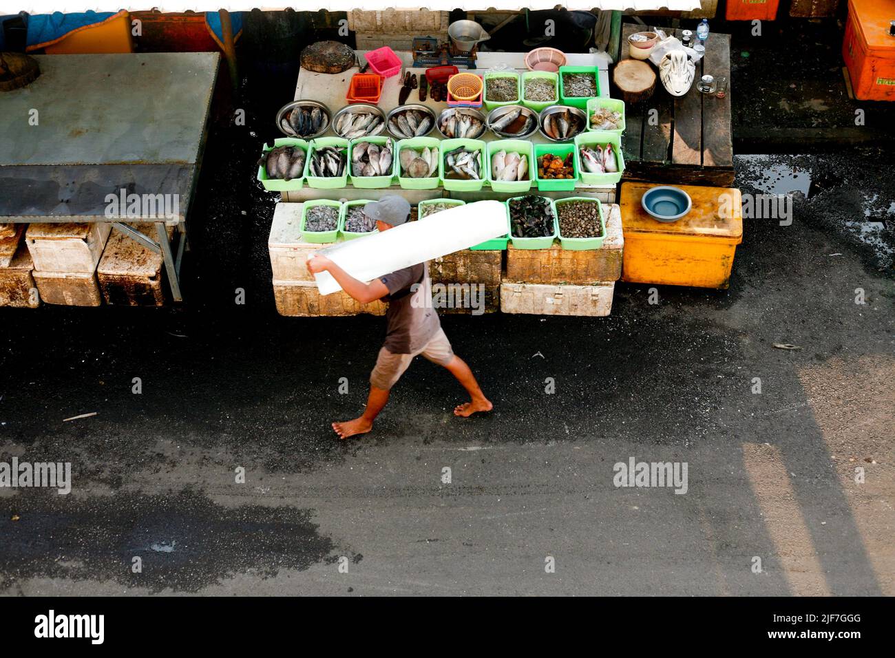 Iceman delivering ice cubes at the fish market Stock Photo - Alamy