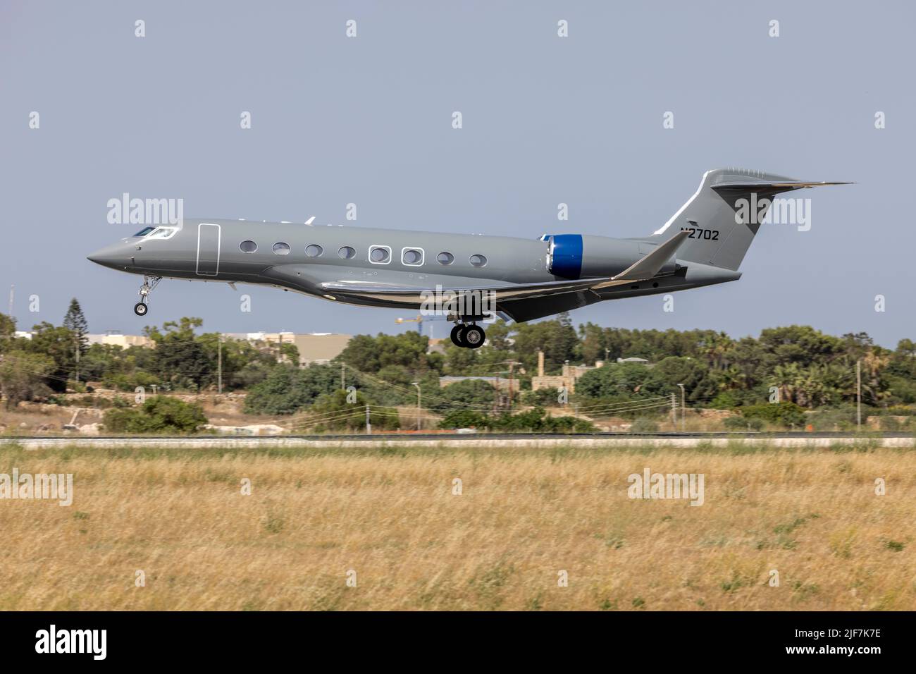 An unusually colored Gulfstream Aerospace G650ER (G-VI) (REG: N2702 ...