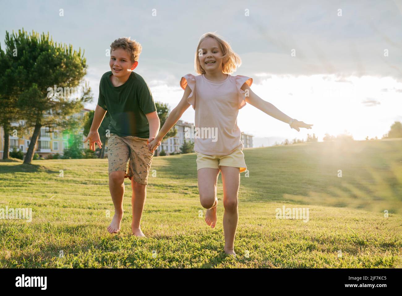 Children running on grass hi-res stock photography and images - Alamy