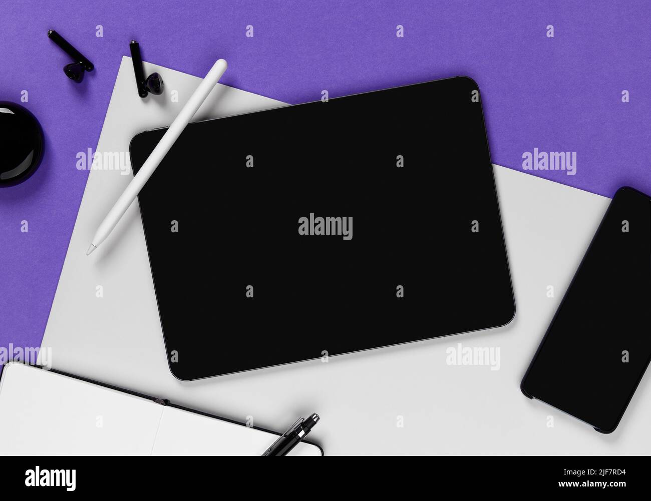 Flat lay top view blank screen digital tablet on violet background ...