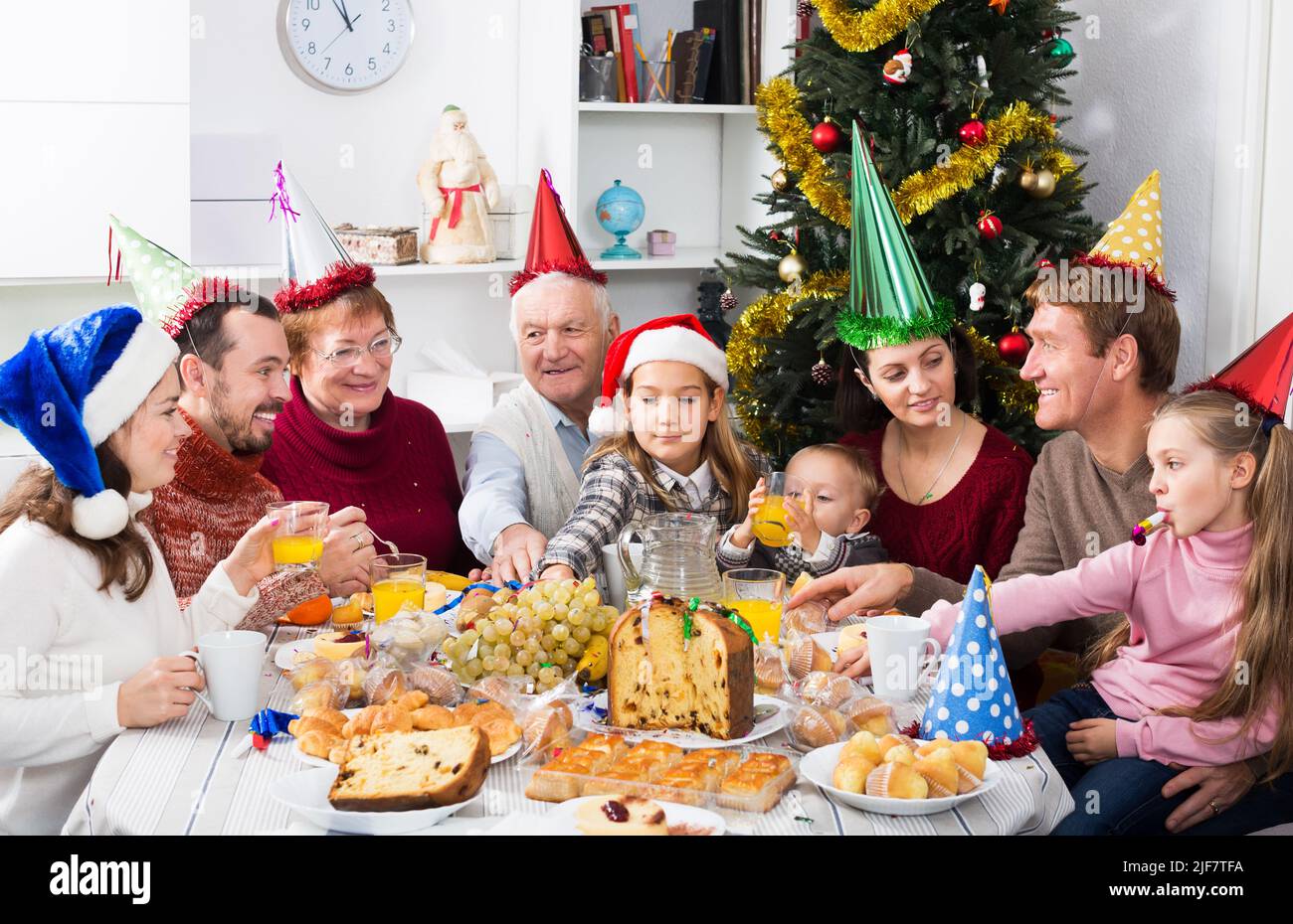 Family Enjoying Christmas Dinner Stock Photo Alamy family-enjoying-christmas-dinner-stock-photo-alamy