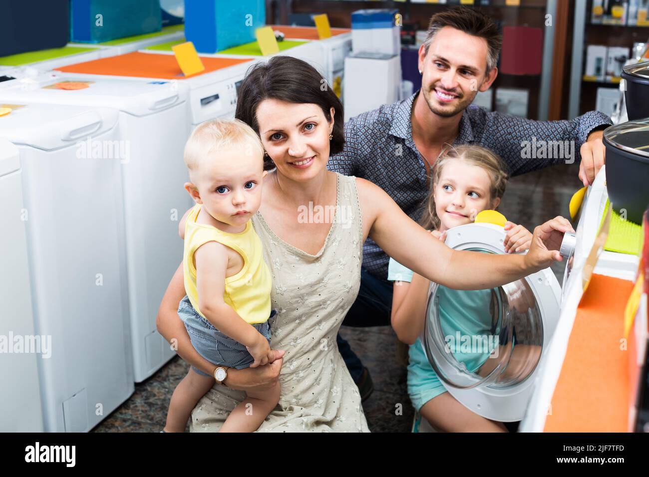 Children 10 shopping together hi-res stock photography and images - Alamy