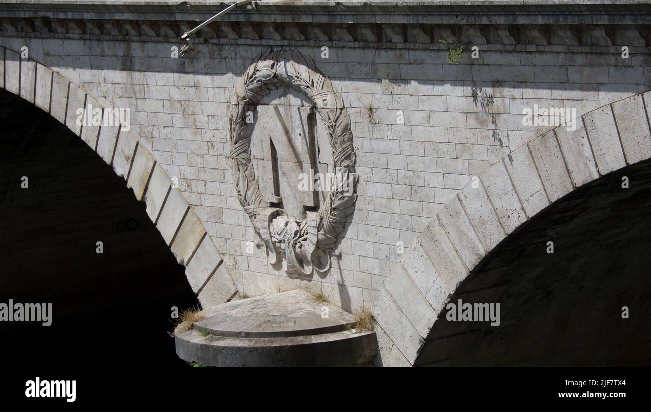 N of Napoleon, Bridge of Saint Michel Paris, détails Stock Photo - Alamy