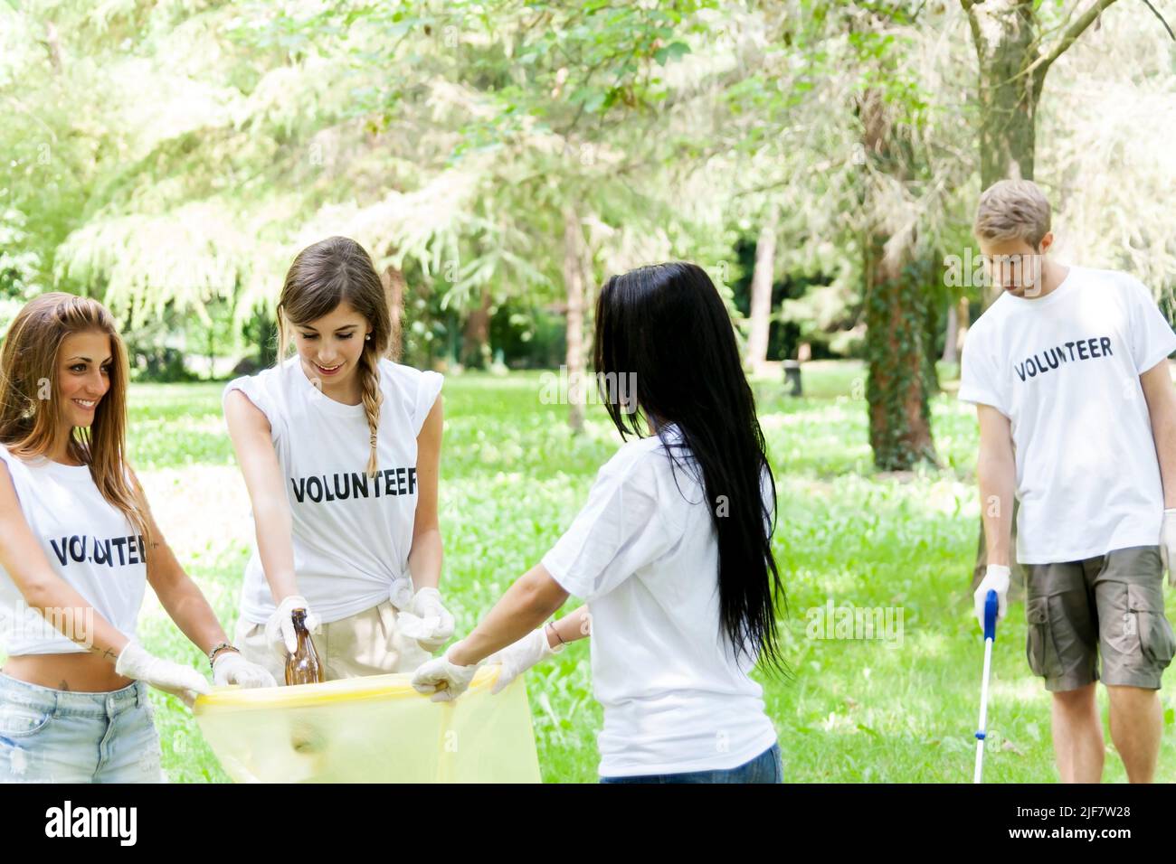 Girls picking up trash litter hi-res stock photography and images - Alamy